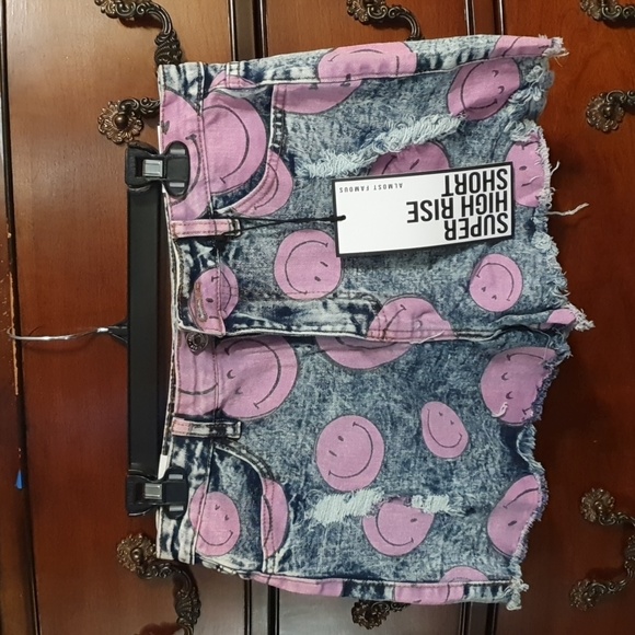 Almost Famous | Shorts | Nwt Forever 2 X Almost Famous Smiley Face ...
